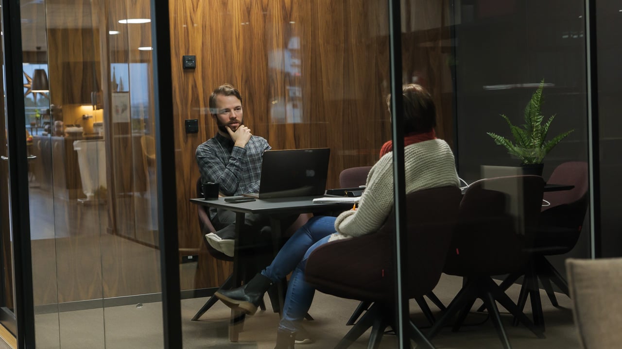 HR-sjefens 5 tips til en bedre medarbeidersamtale [+ gratis skjema]